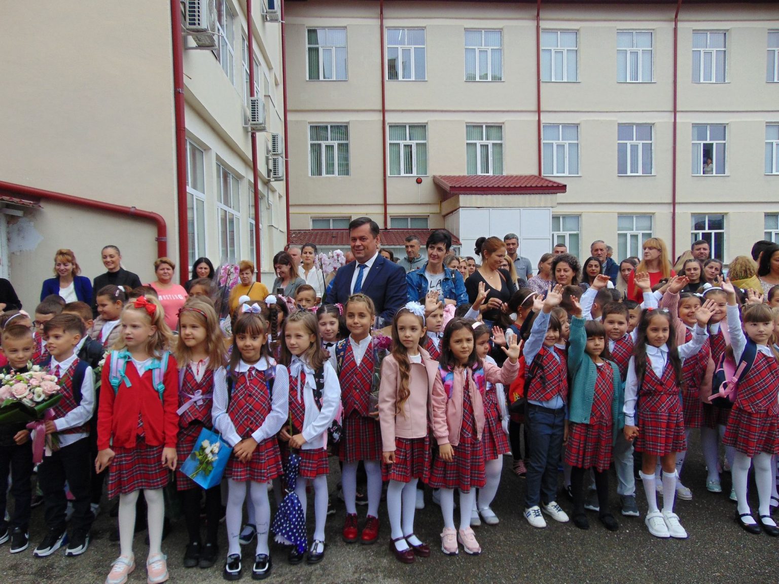 Școala Gimnazială „Constantin Brâncuși” și-a deschis larg porțile pentru începerea anului școlar ...